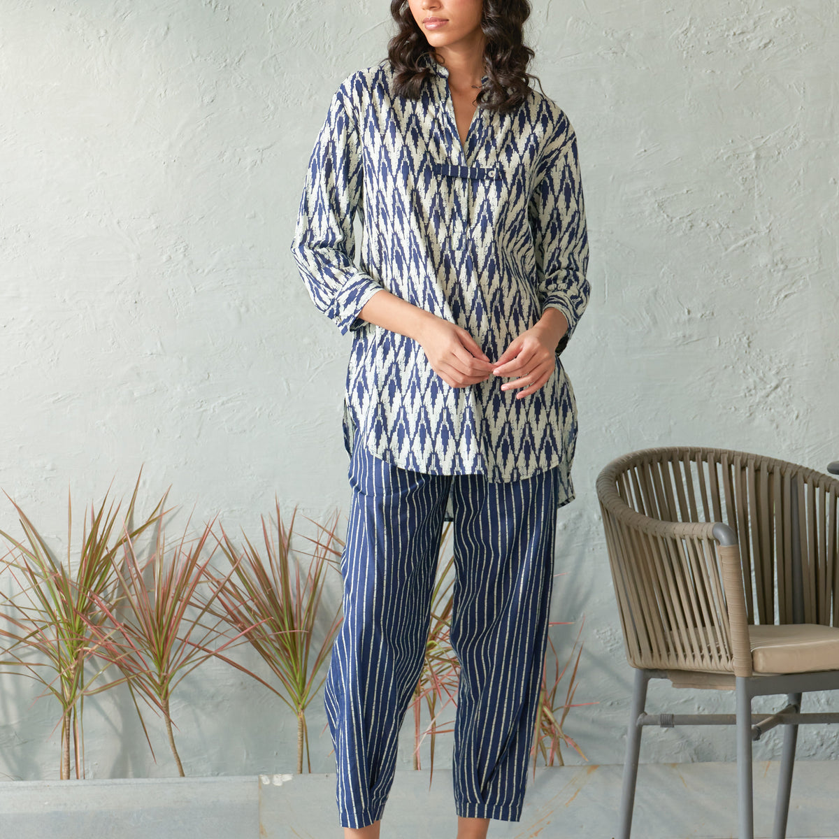 Chevron Kurta with Striped Pleated Pants Ensemble – Canoopi